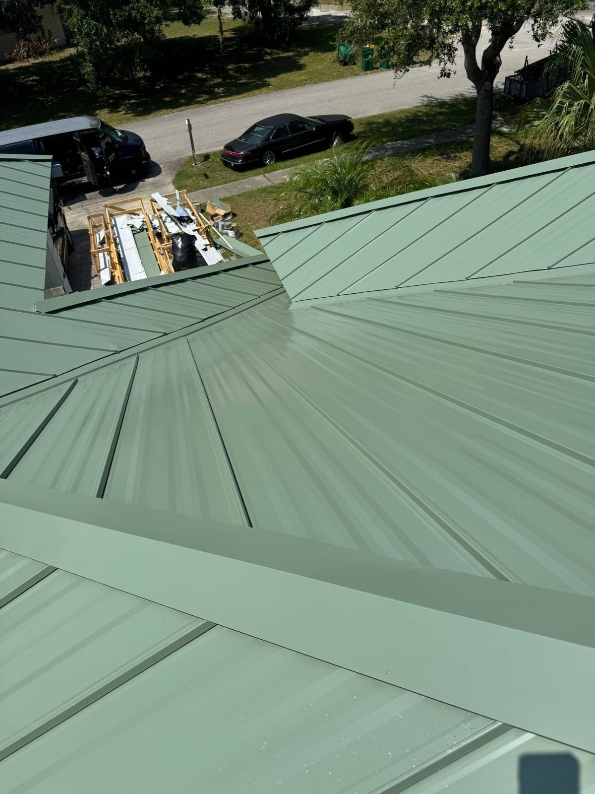 What Are the Benefits of Replacing Your Old Roof With a Metal Roof ...